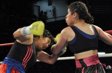 Boxeadoras Argentinas: "La guapa" Gómez celebró ante su gente