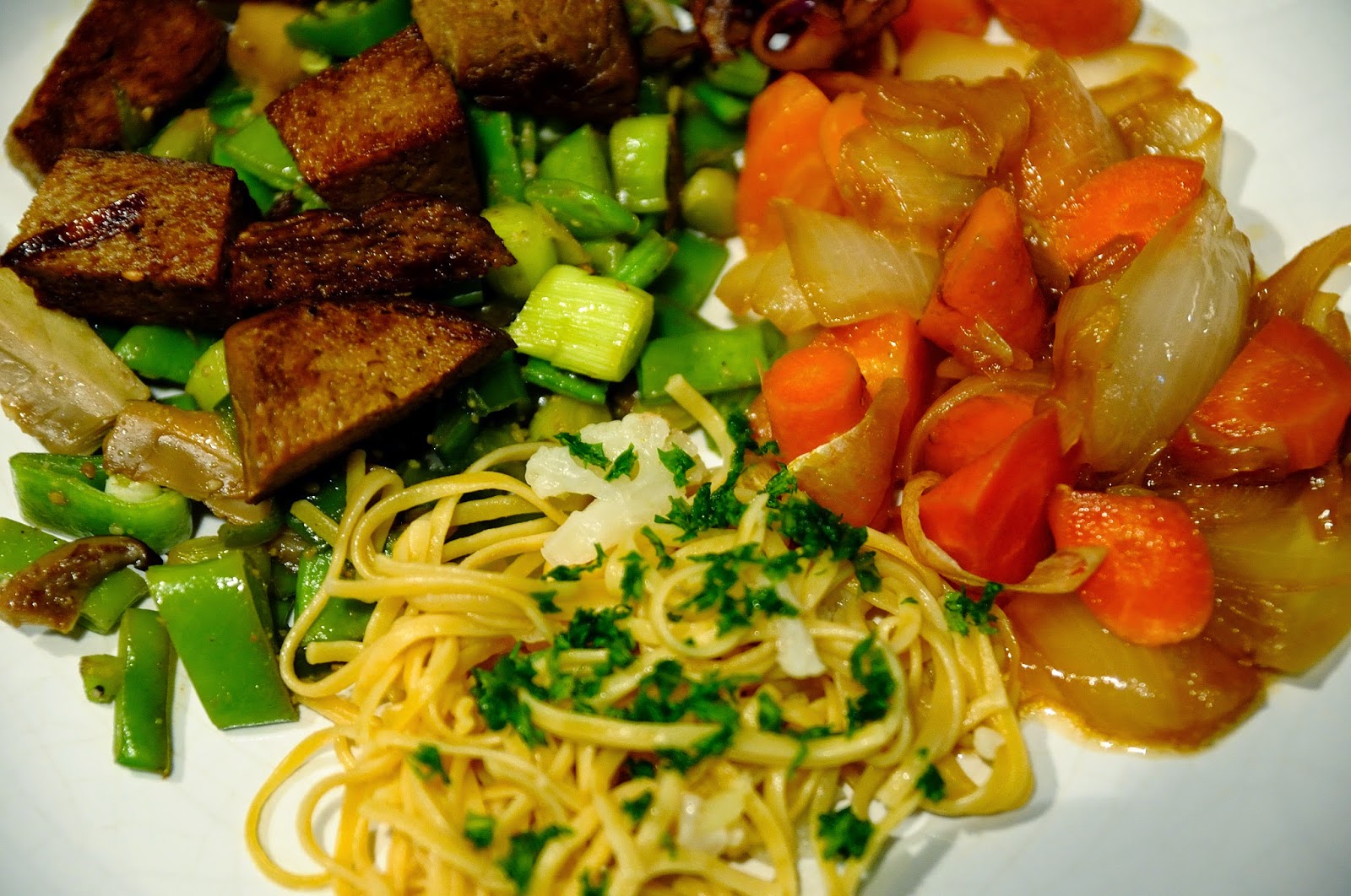 Pasta con estofado de zanahoria y salteado de seitán - COCINAR PARA NUTRIR