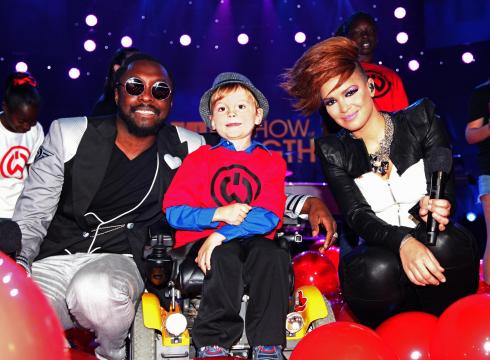 Eva Simons Flash: Eva Simons et Will.I.Am aux MDA Show of Strenght - Vidéo