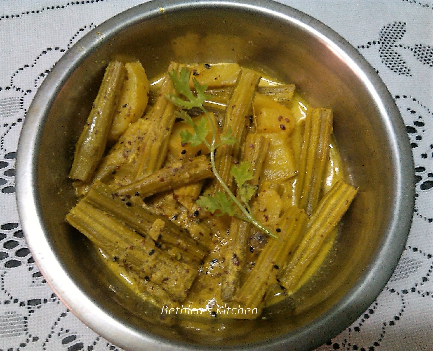 Bethica's Kitchen Flavours: Aloo diye Shojne Data Chorchori (Potato ...