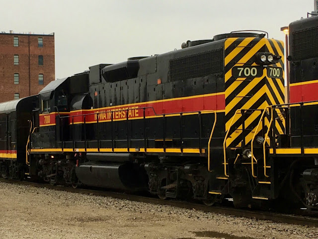 𝗦𝗟𝗔𝗞𝗜𝗡𝗚𝗙🍩🍩𝗟: Iowa Interstate Railroad Passenger Train