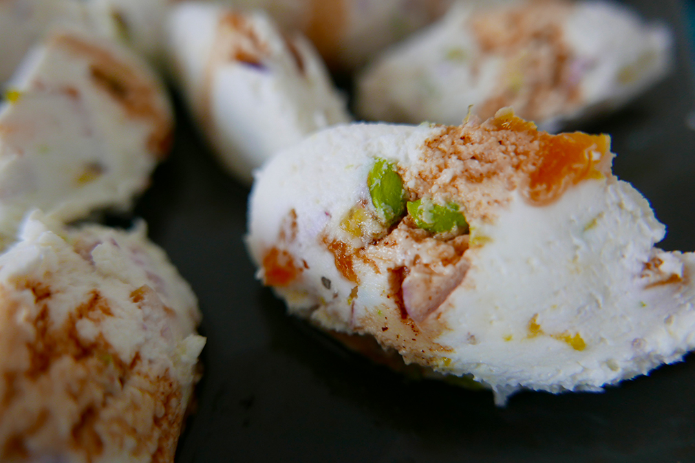 Aux petits oignons: Nougat de chèvre frais aux pistaches et abricots secs