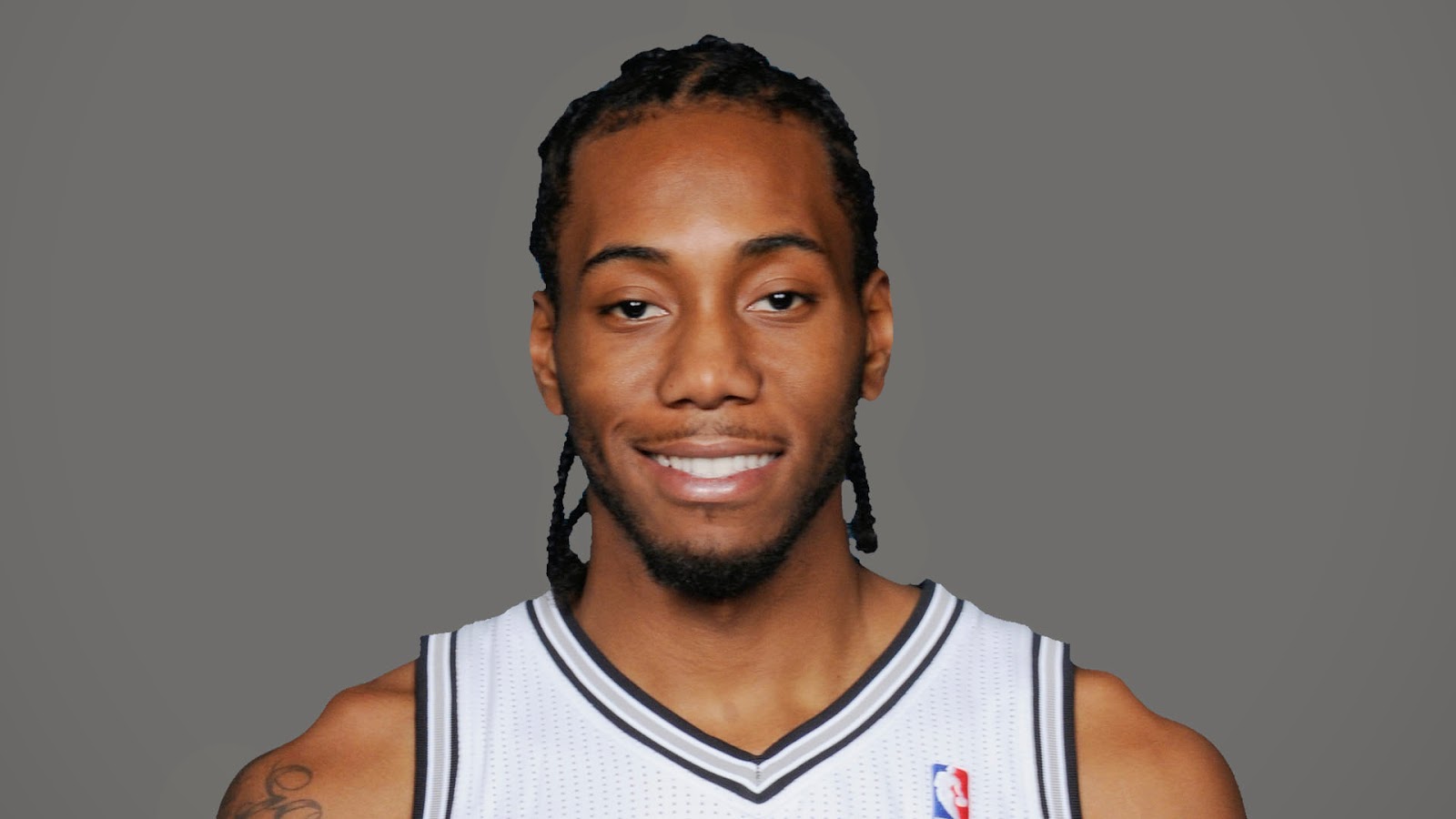看NBA學英文: 馬刺Kawhi Leonard的大手讓女粉絲的手看來格外嬌小