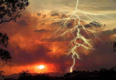 Menyeramkan: 14 jenis petir paling dahsyat di alam semesta