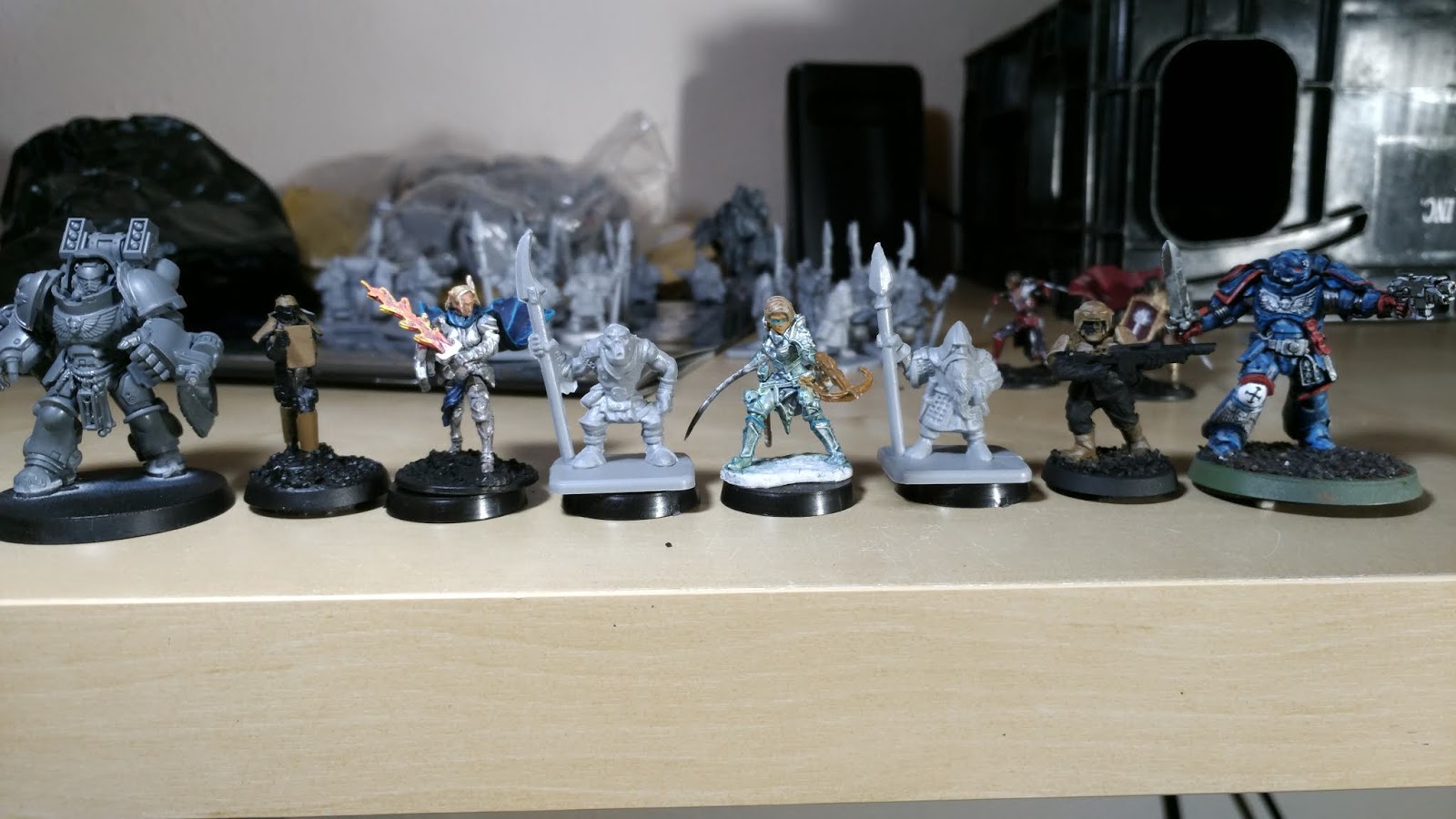 em4 Minatures Compared to WizKids D&D and Warhammer 40k Miniatures