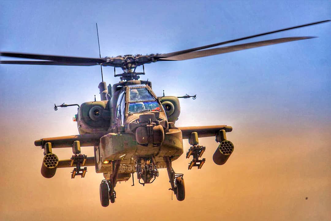 DEFENSE STUDIES: TNI AD Terima Delapan Heli Tempur Apache