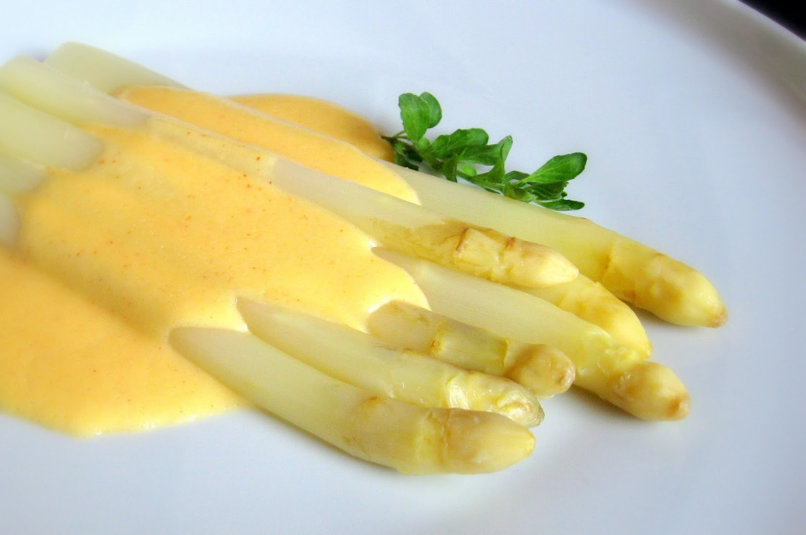 k o n y h a t ú r a: Spárga hollandi mártással