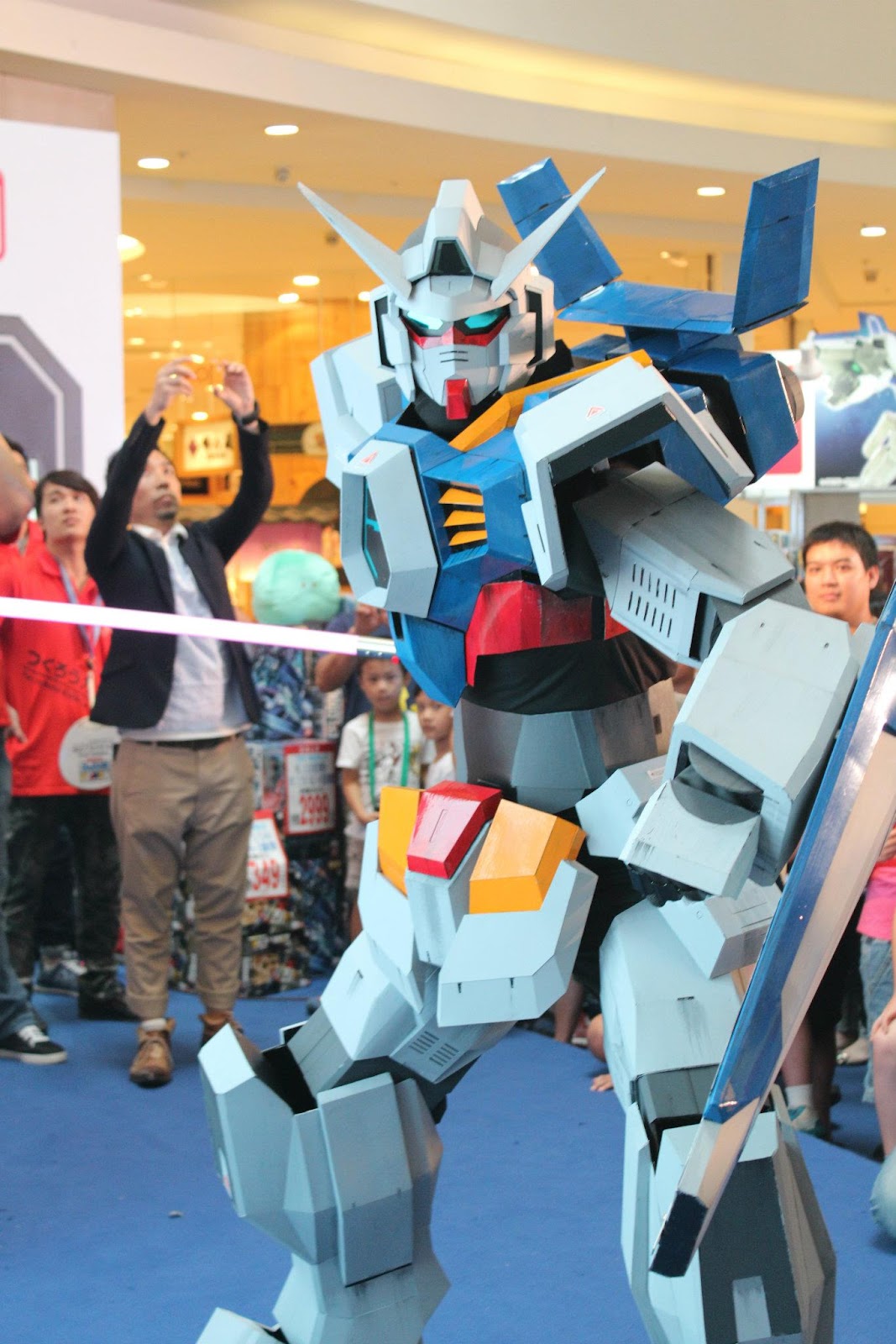 GUNDAM GUY: Gundam Cosplay: Gundam AGE-1 Normal Battling with Katsumi ...