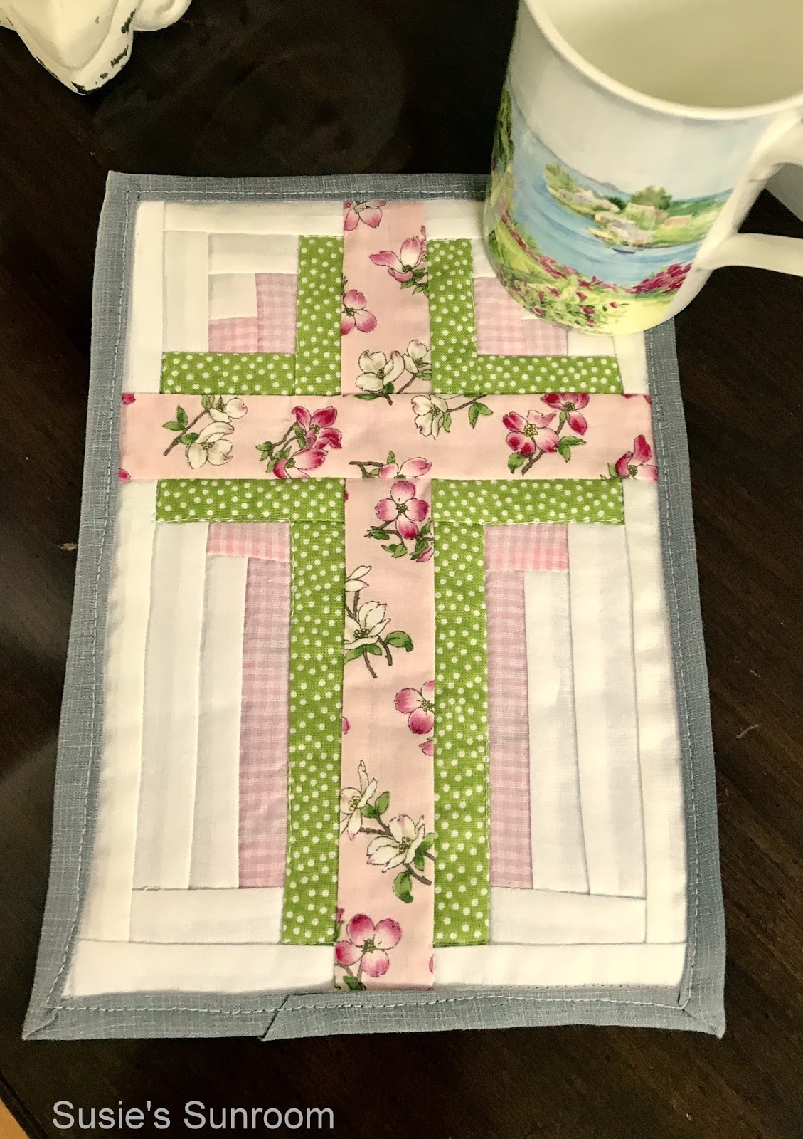 Susie's Sunroom: A Log Cabin Cross Mug Rug
