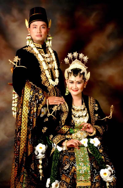 OmahNdalemJengWening: Java Traditional Wedding Ceremony