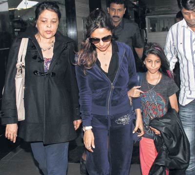 Bollywood Actor Shah Rukh Khan Elder Sister Shehnaz Lala Rukh Photos ...