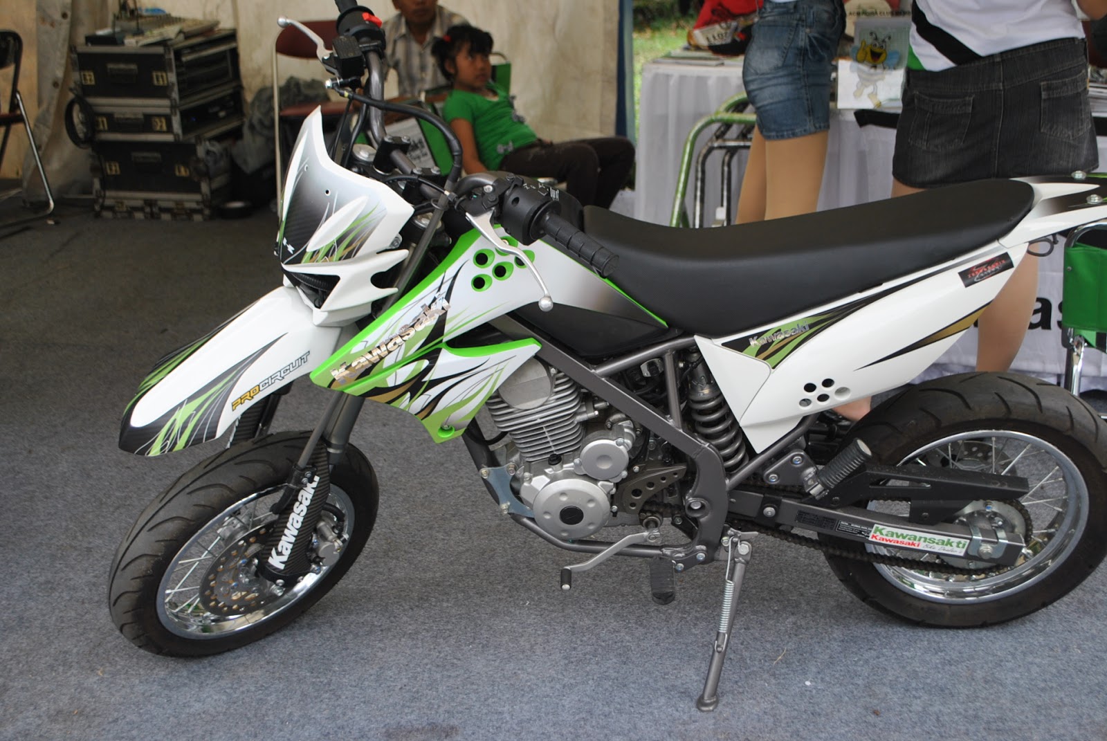 Kawasaki KLX/Dtracker 150 new livery at otomotif otobursa 2011 kawasaki ...