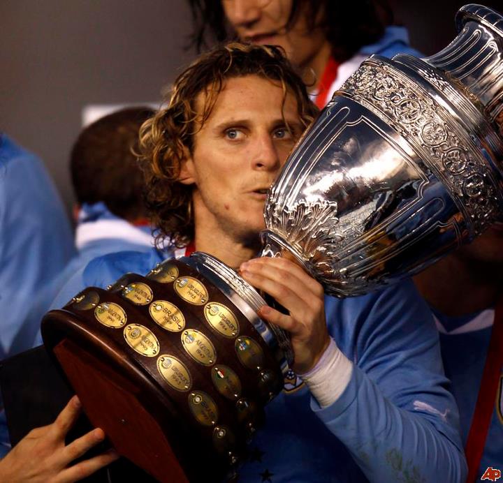 DIEGO FORLAN Holding COPA AMERICA 2011 TROPHY | Manchester United ...
