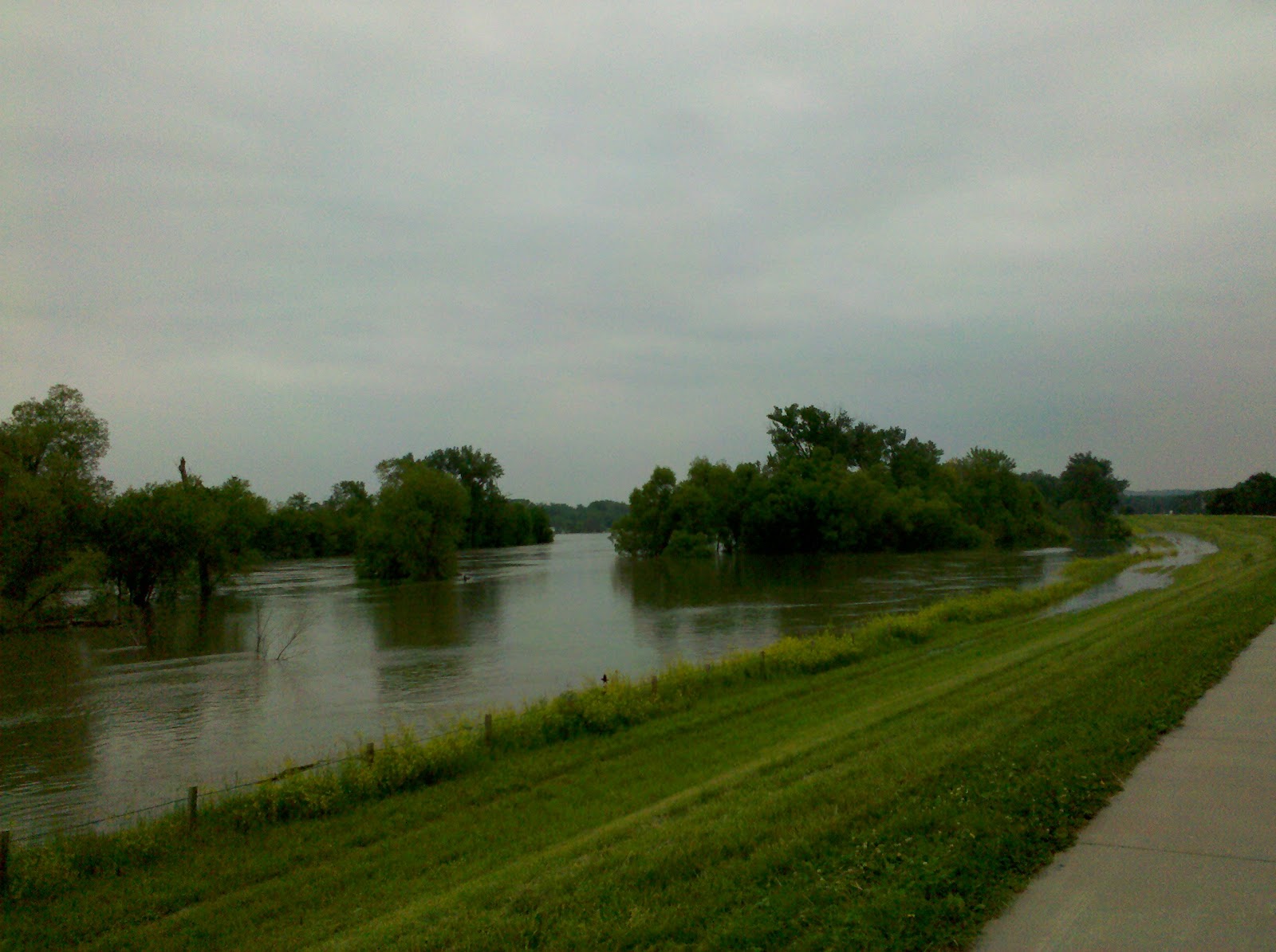 Missouri River Flood 2011: Iowa levee north of pedestrian bridge on June 14