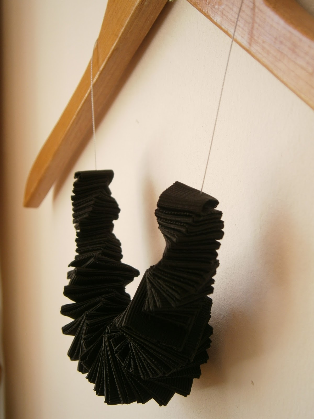 Mlle.Brico: DIY | Accordion Ribbon Necklace