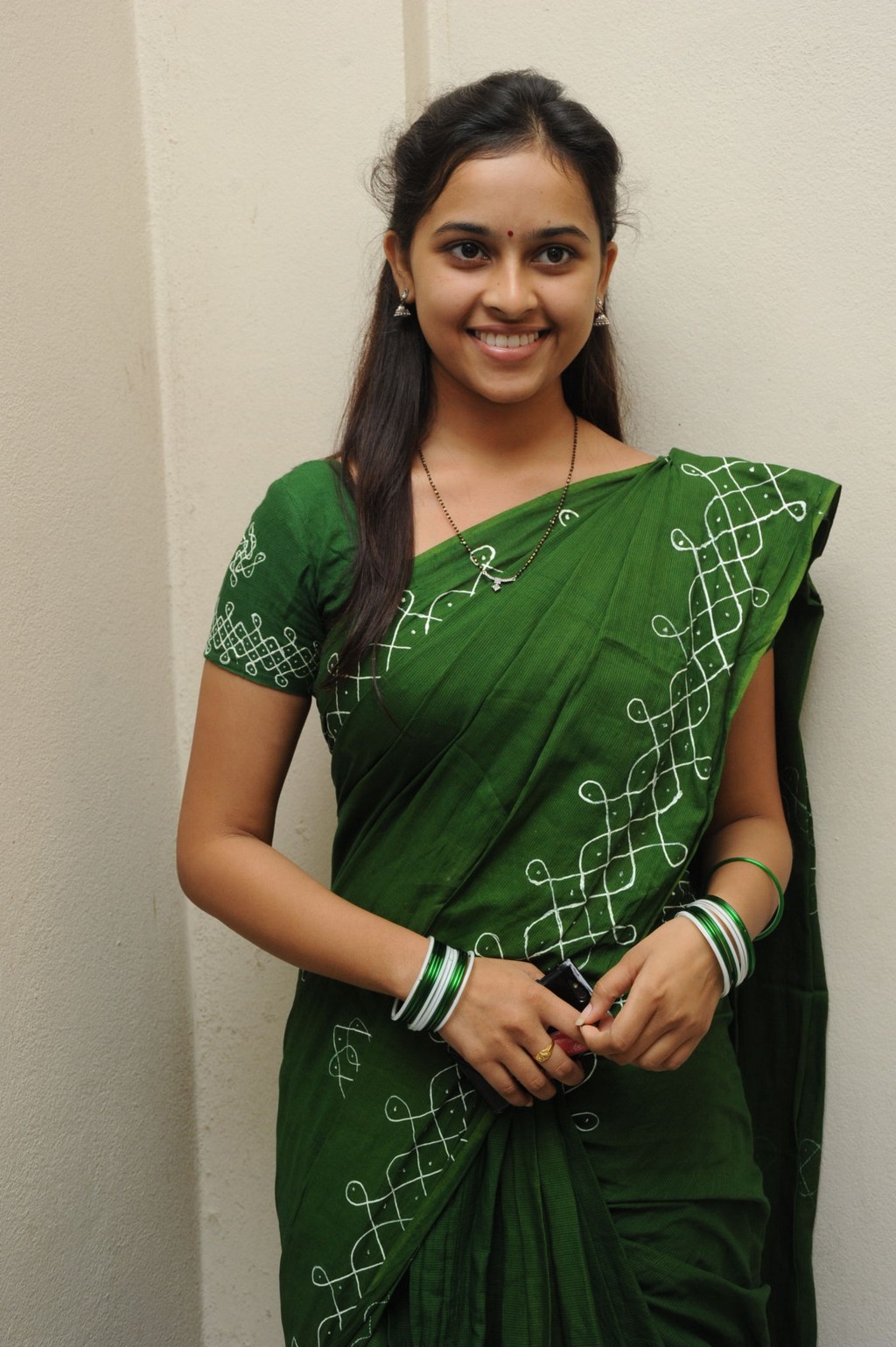 Sri Divya latest photos in saree - Telugu Cinema Samacharam