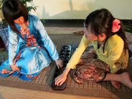 PERMAINAN TRADISIONAL MASYARAKAT MELAYU: GAMBAR BERMAIN CONGKAK