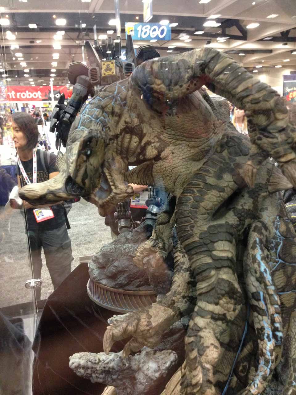 Kaiju Battle: Sideshow Collectibles Pacific Rim Slattern And Striker ...