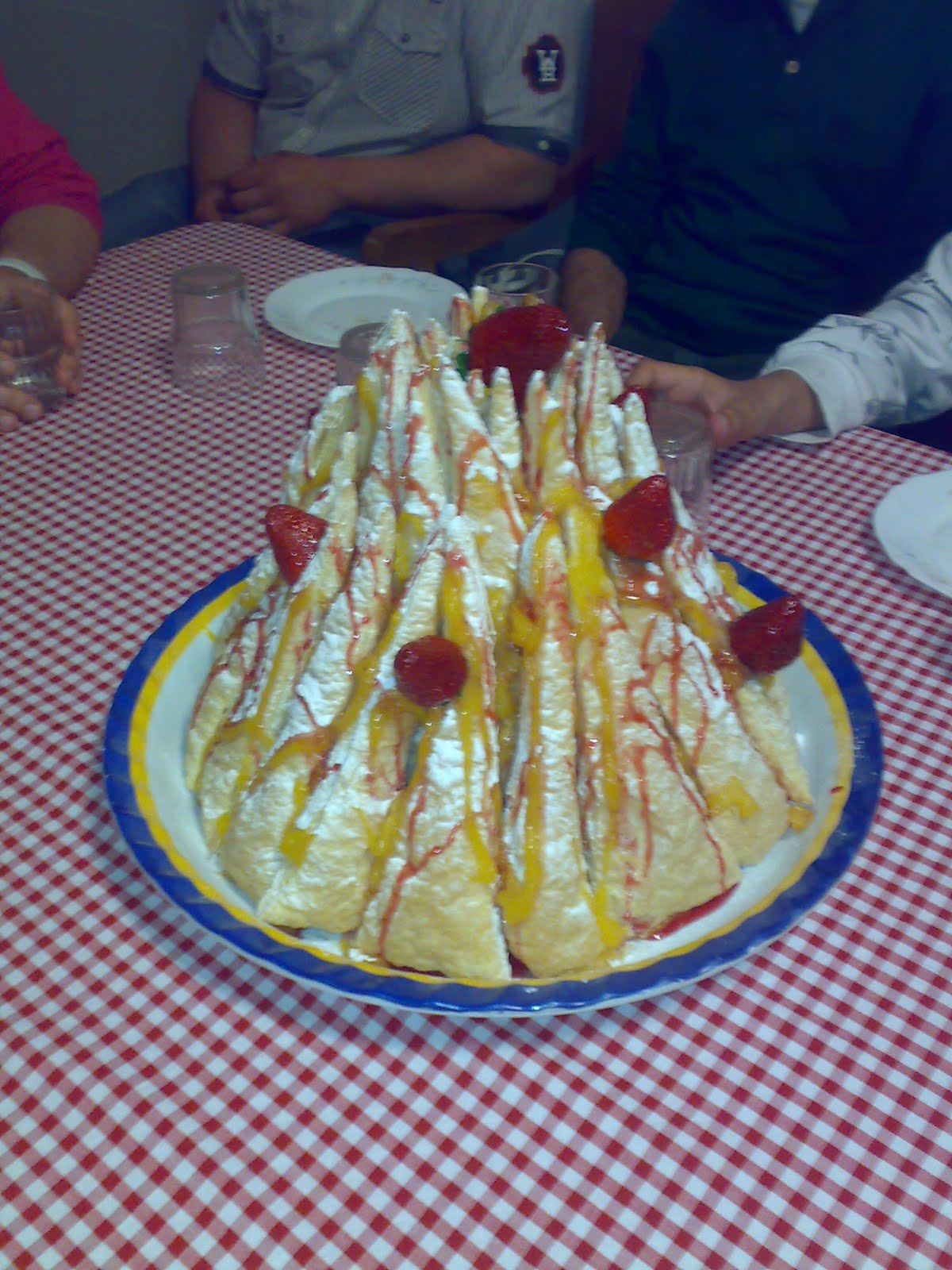 Culinária da Maria: Um Bolo diferente, em casa dos meus Tios (Bolo Pirâmide).