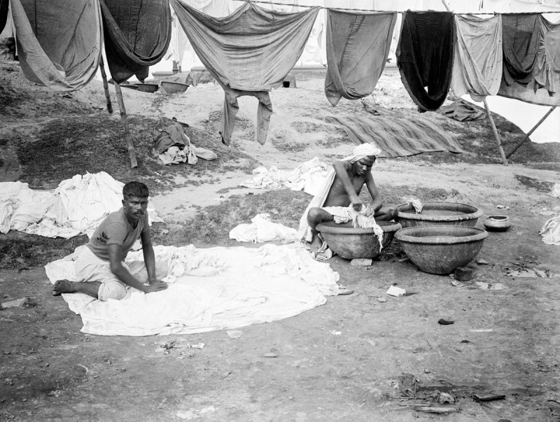 Washermen at a dhobi ghat - India c1912-14 - Old Indian Photos