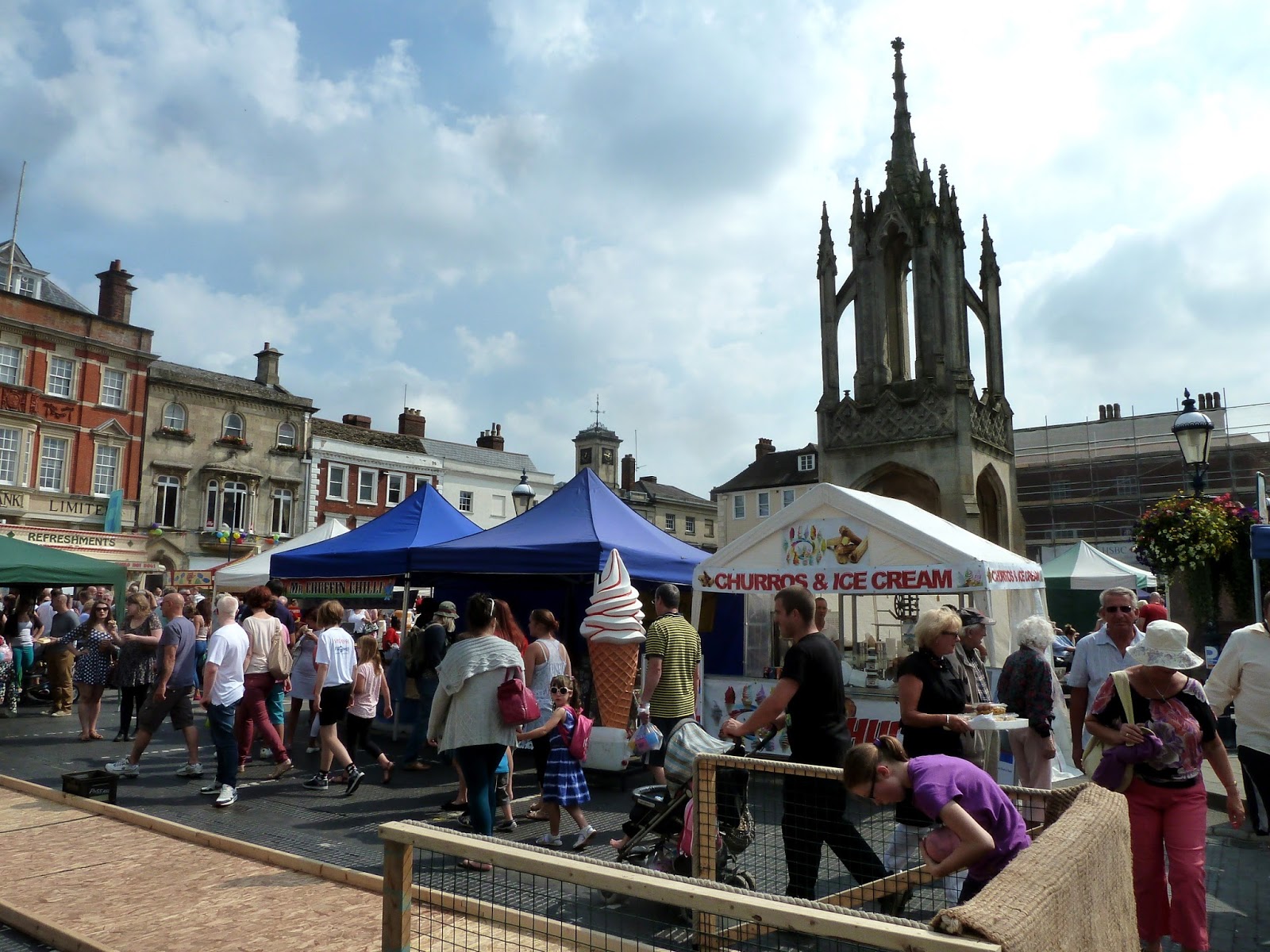 Devizes Days in Words and Pictures 2015: Monday's Devizes Street Festival.