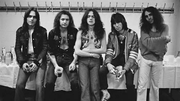 O baixista Jimmy Bain se foi...