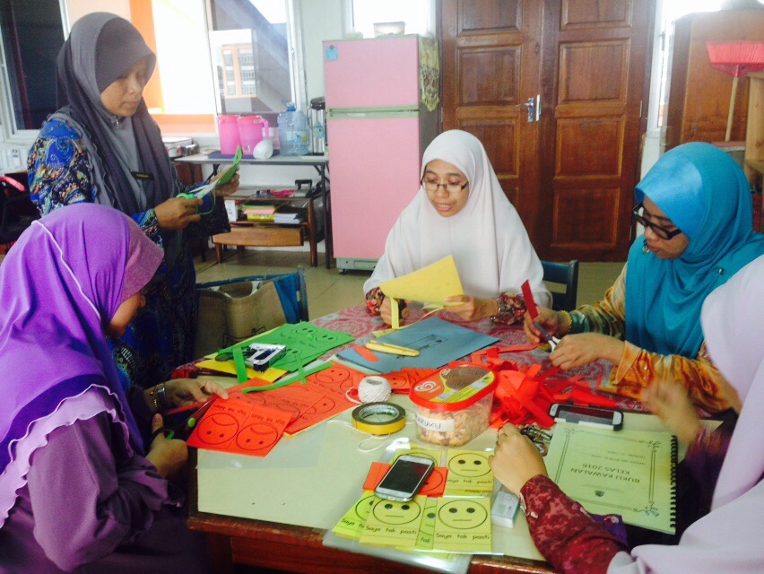 SEKOLAH KEBANGSAAN LOSONG: GOTONG ROYONG KAD TRAFFIC LIGHT