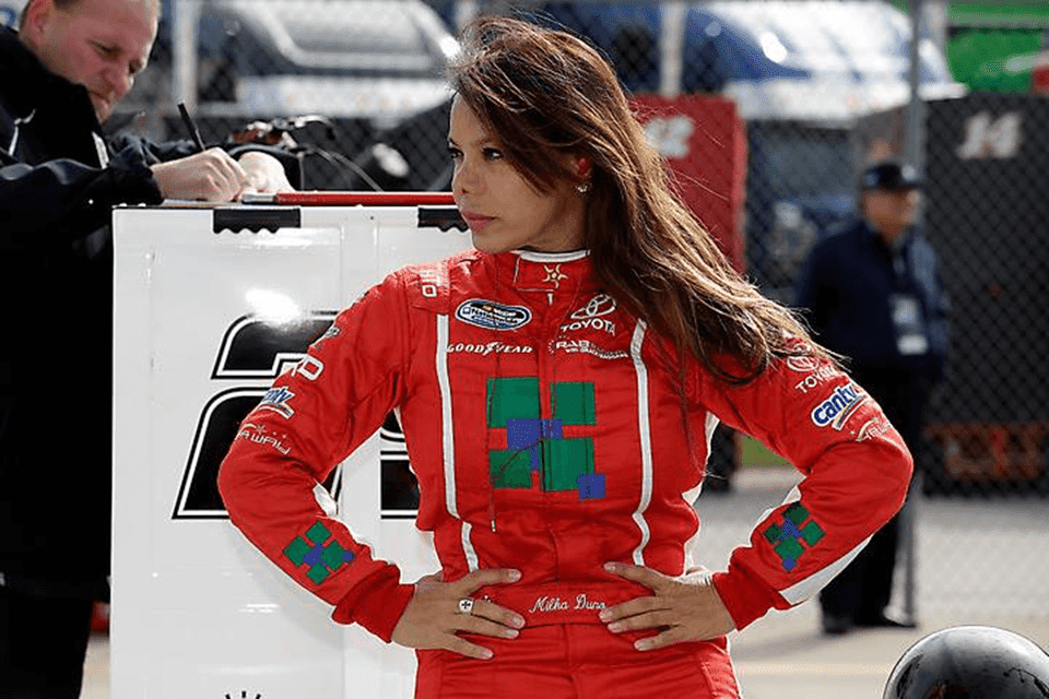 Milka Duno hace su debut histórico en NASCAR en el Kansas Speedway.
