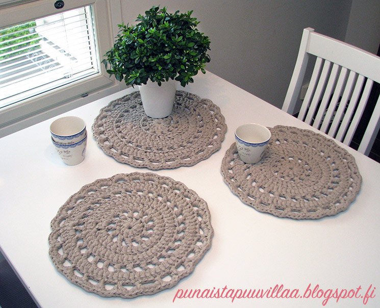 Punaista puuvillaa: Virkatut pitsitabletit