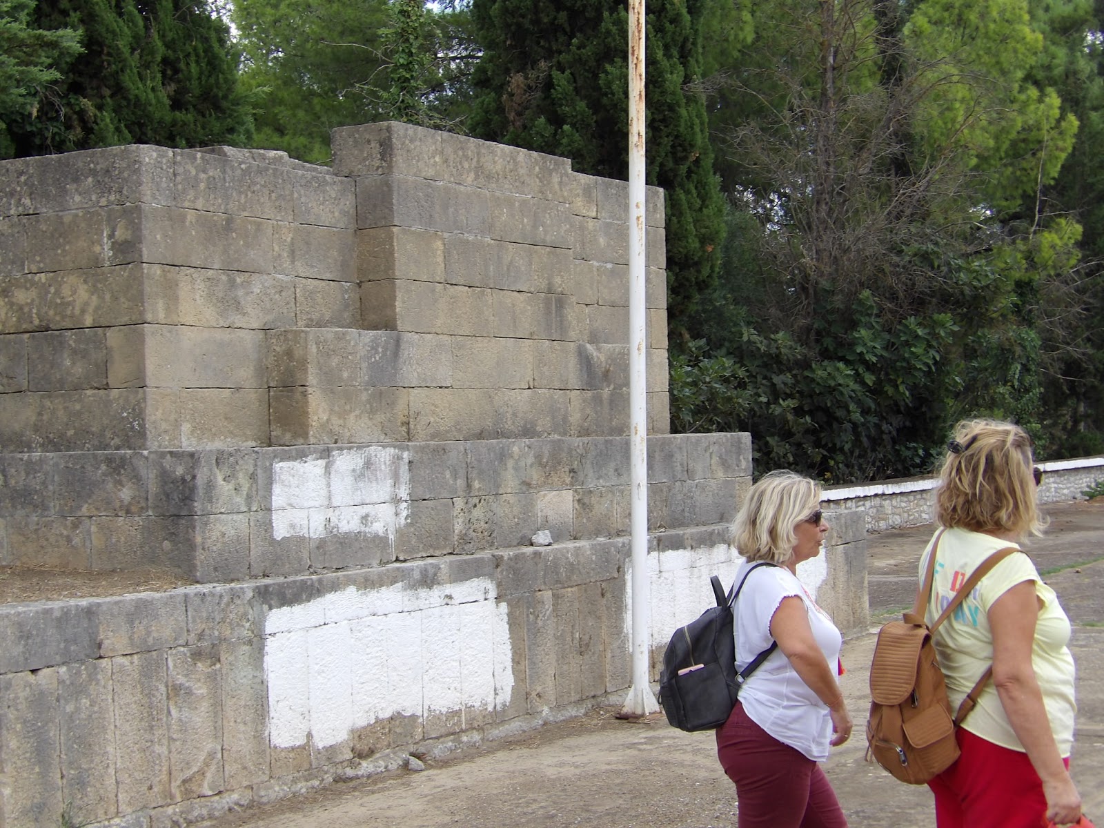επι-δεξιος (ψάλτης): Photo essay: The well of Meligalas - Στην Πηγάδα ...
