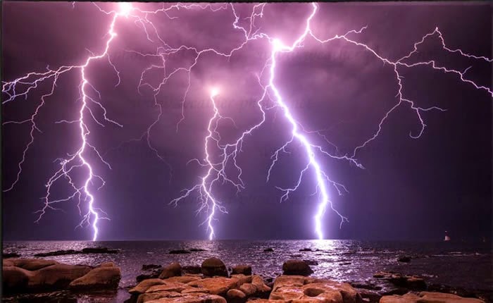Dangerous Power of Nature : Fascinating Photos Lightning Strikes