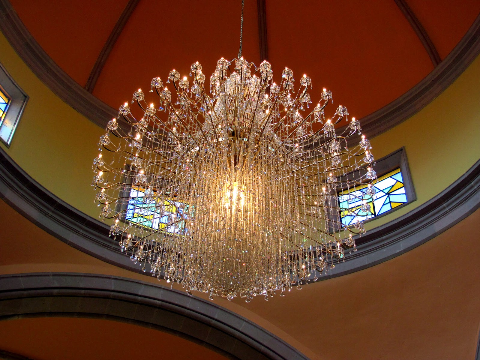 Jes Valencia : Polémica entre la ciudadanía por la compra de un candil ...