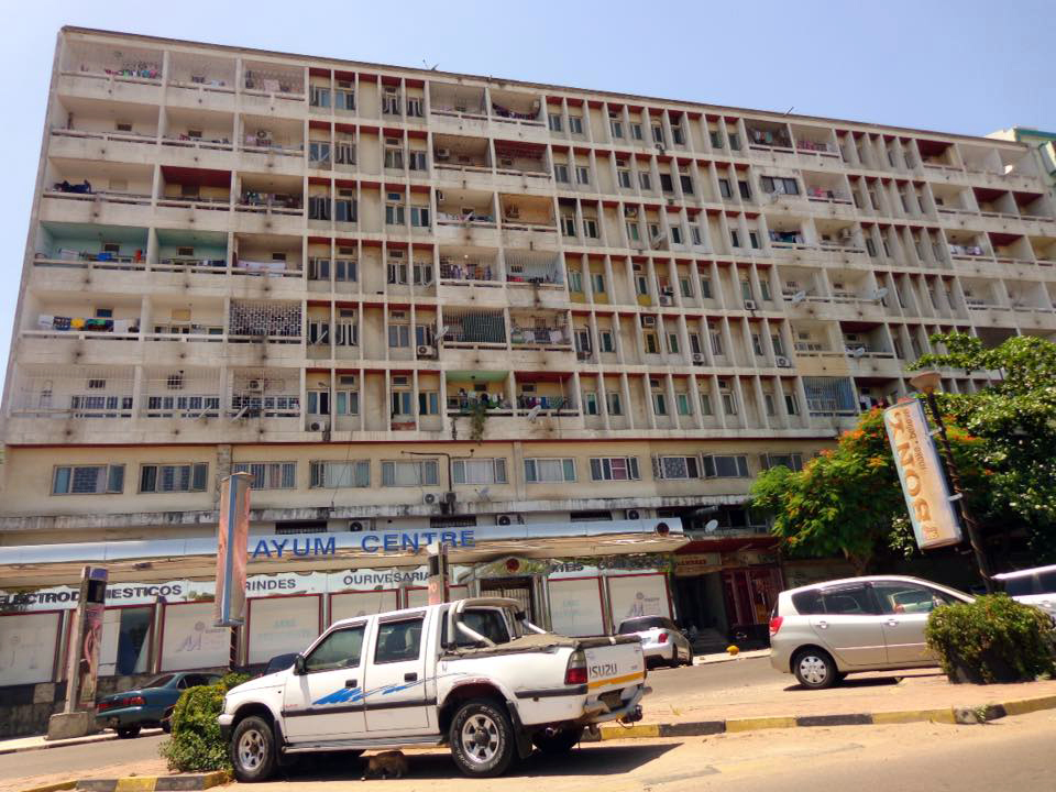 Sete prédios altos dos anos 60 e 70 junto à Av. Mondlane em Maputo