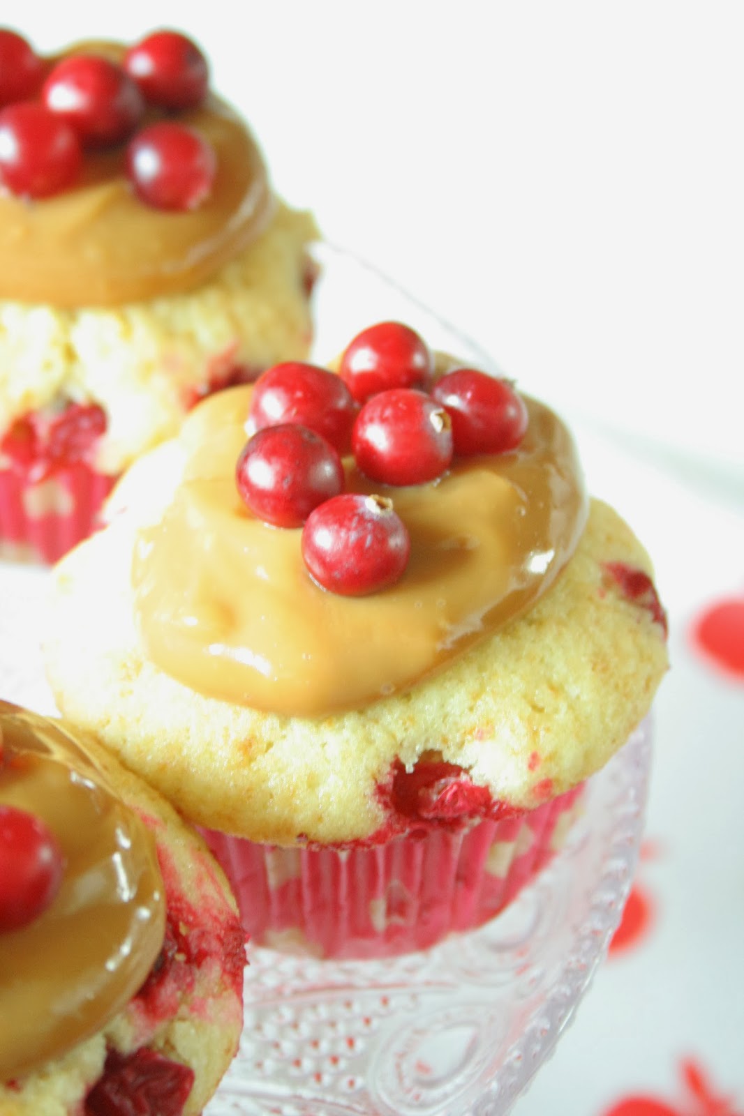 Baking my dream cakes: Karpalo-kinuski kuppikakut ja "Koko Suomi leipoo"