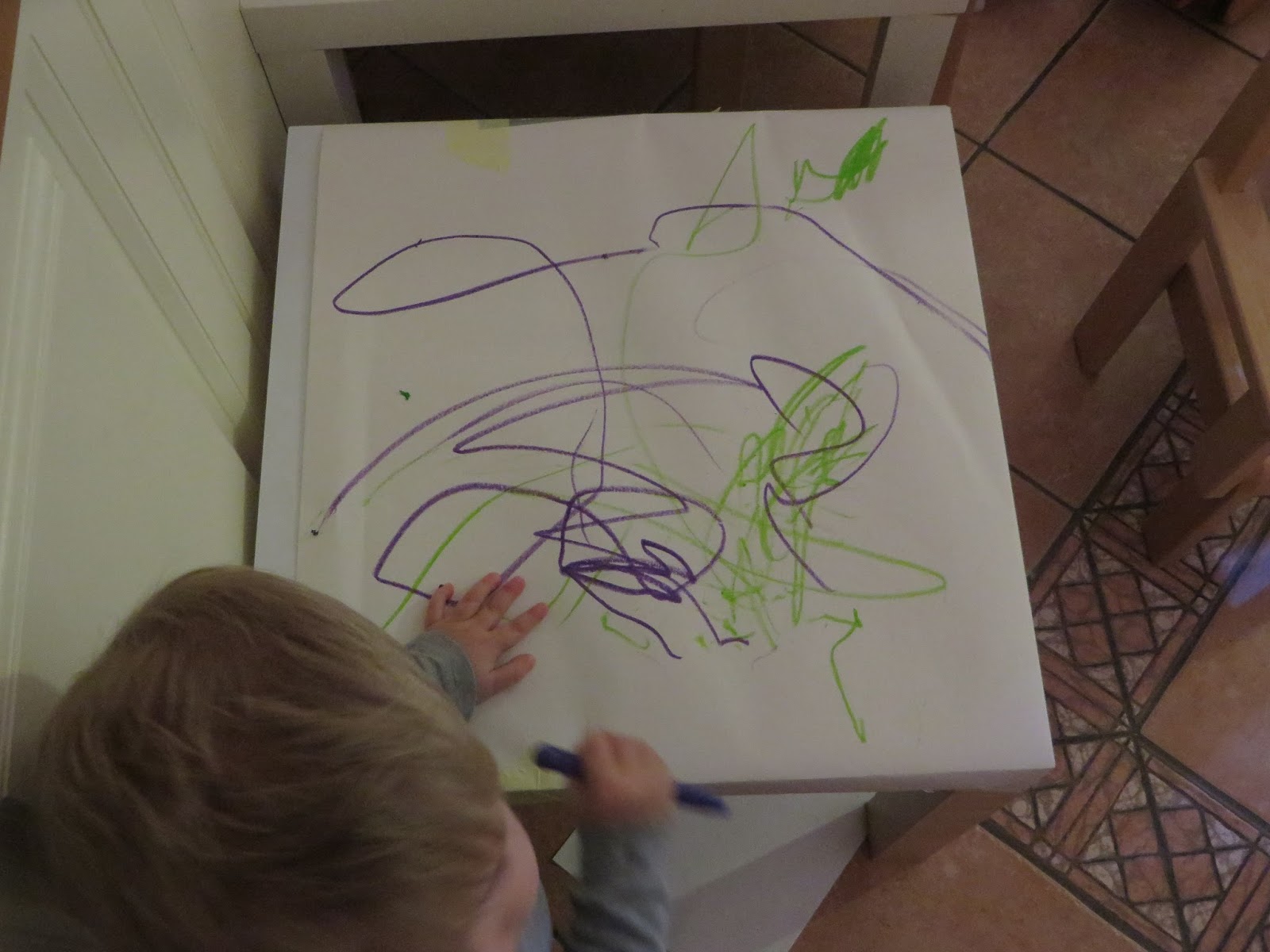 Risanje po mizi, prelepljeni s papirjem - žogice in kravate