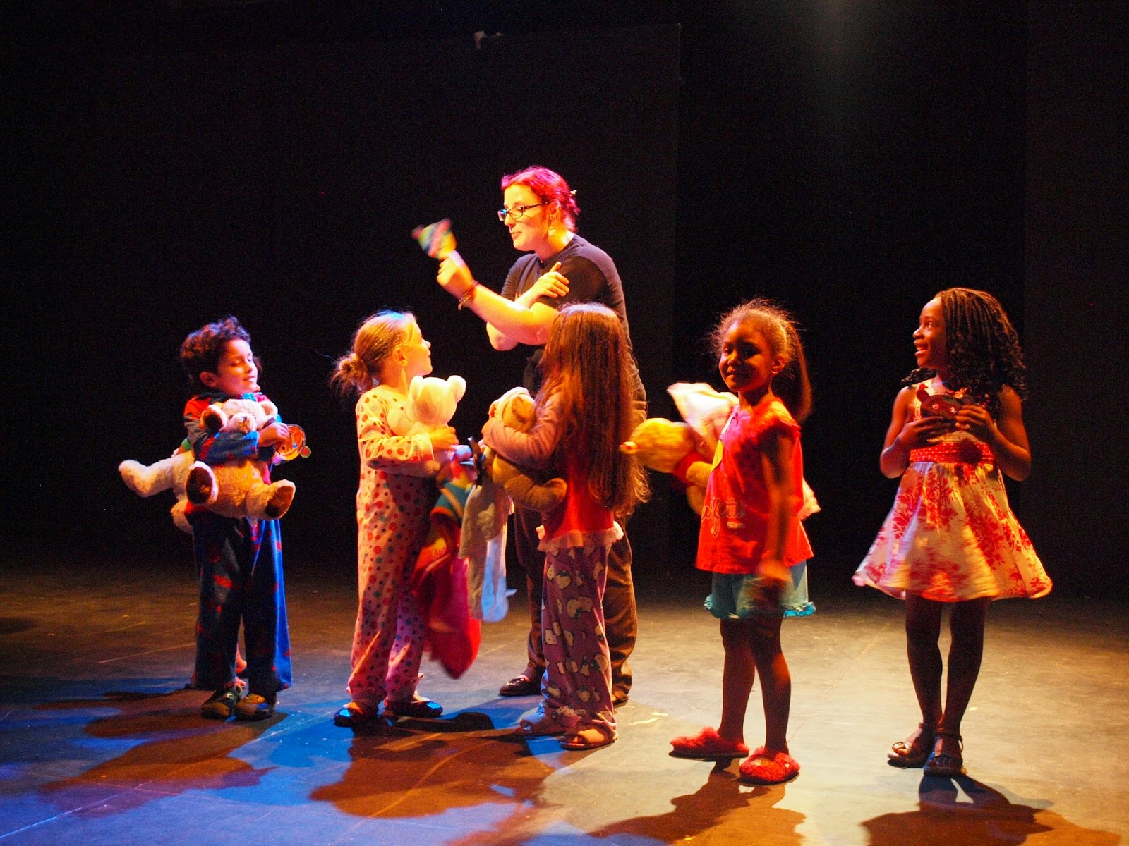 Kindergarten children perform on the stage for the first time! St ...