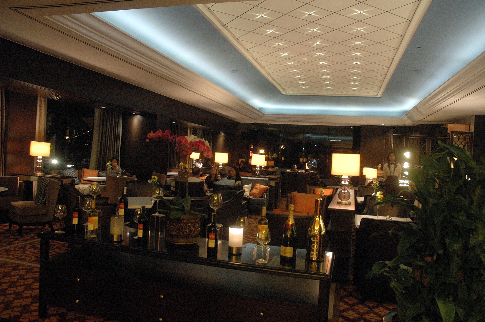 DUDE FOR FOOD: Food News: Diamond Hotel Opens The Lobby Lounge