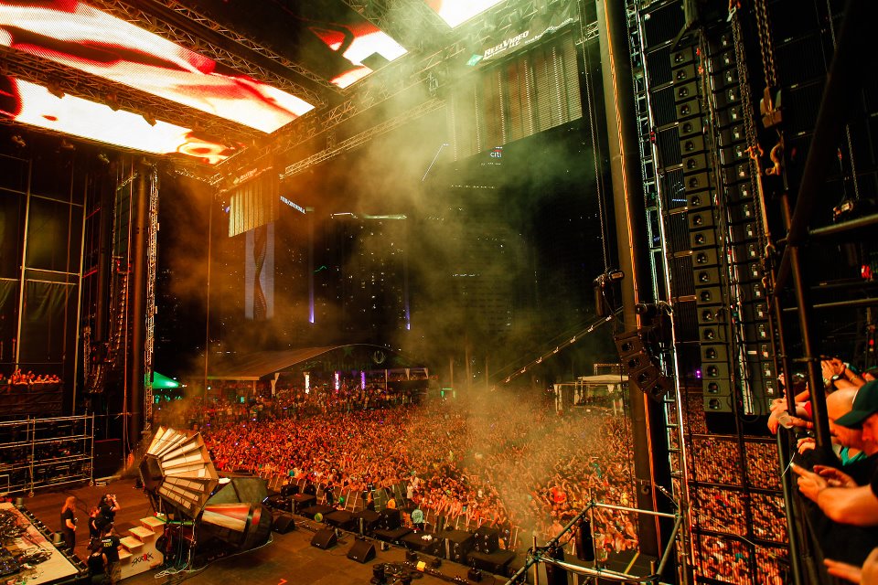 Mooder's Tech Blog: Ultra Music Festival and Line array systems!