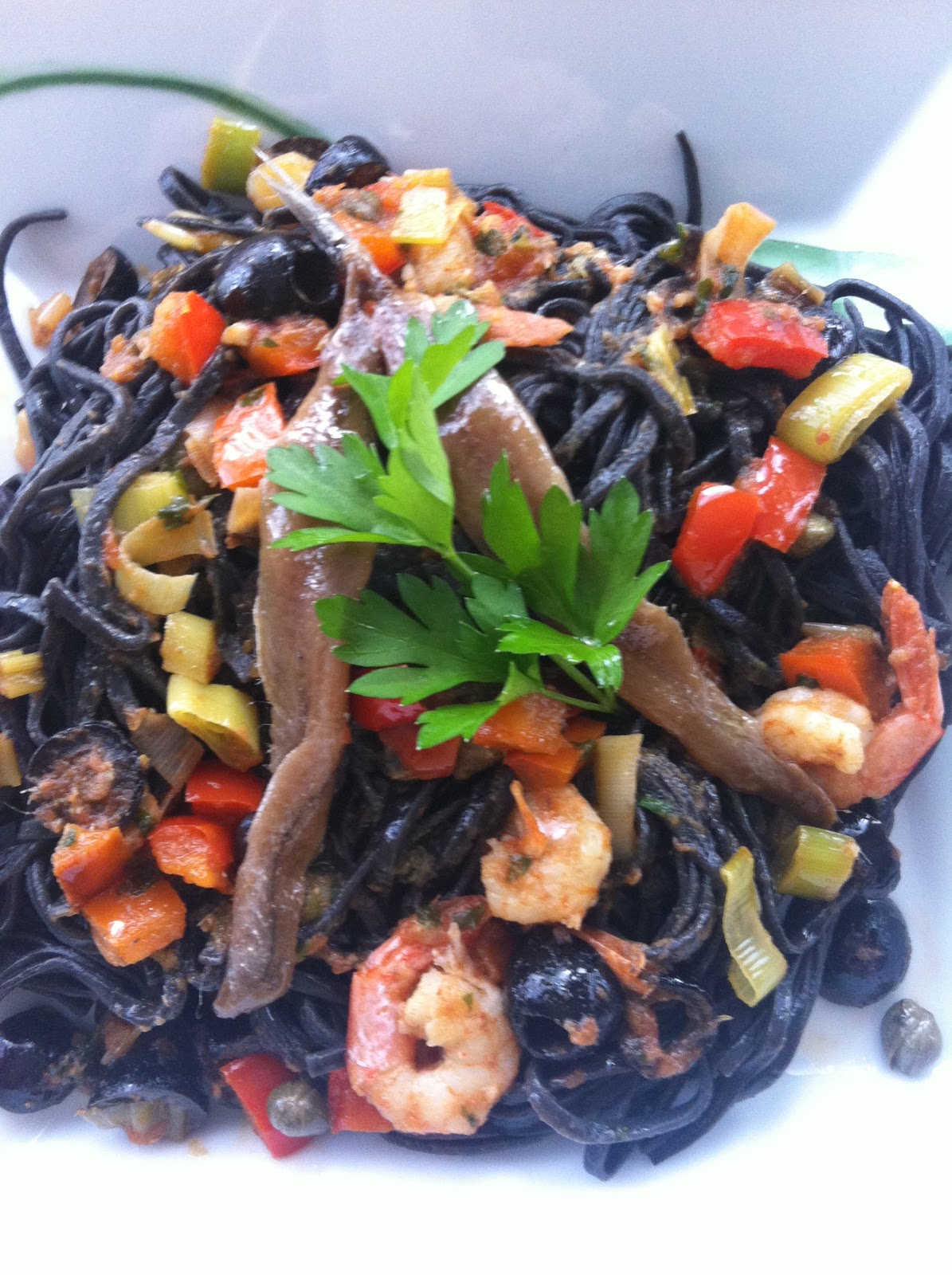 Las recetas de Martuka: Pasta Negra Con Anchoas, Gambas Y Alcaparras