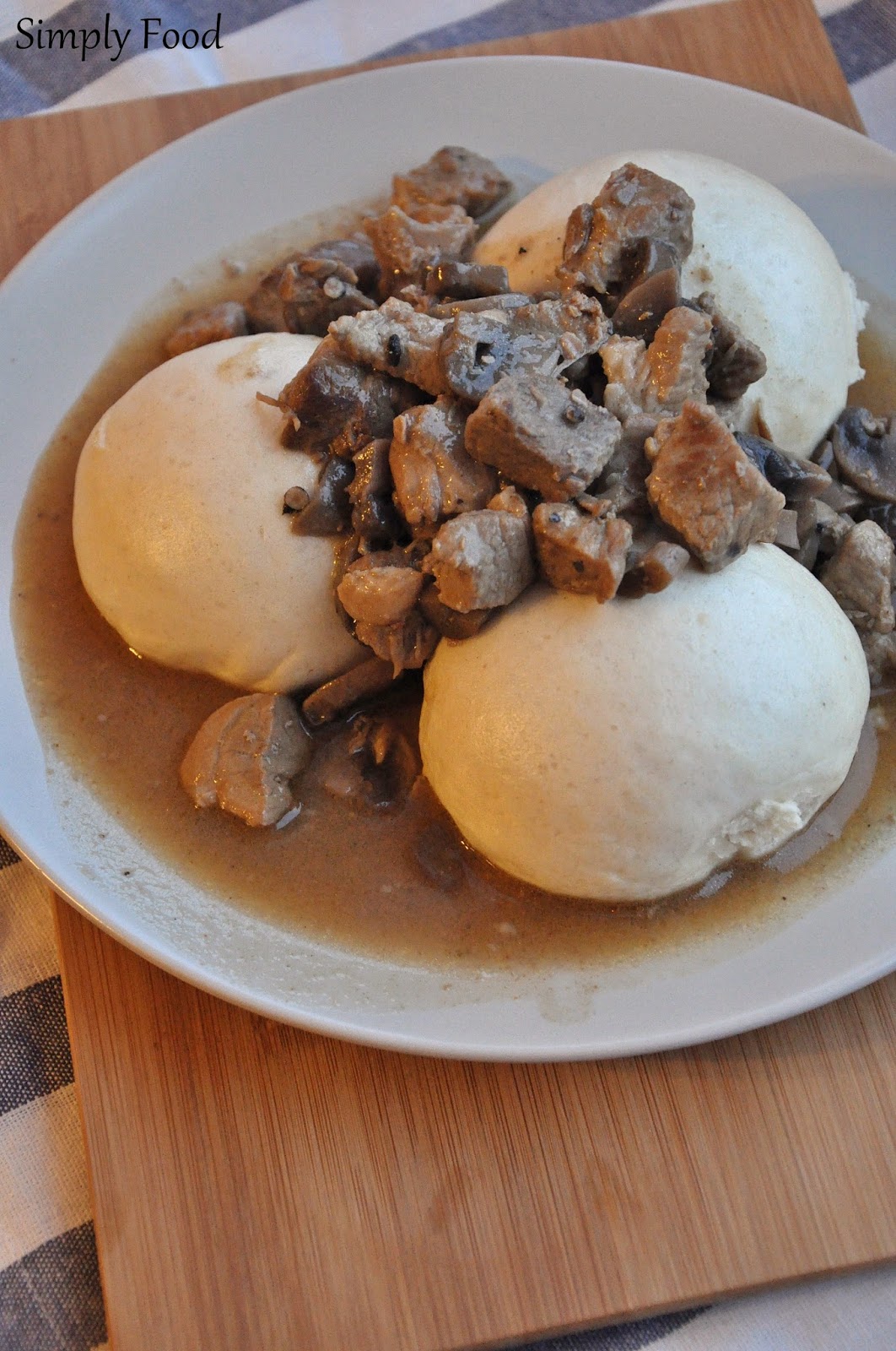 Simply Food: Drożdżowe pampuchy z gulaszem