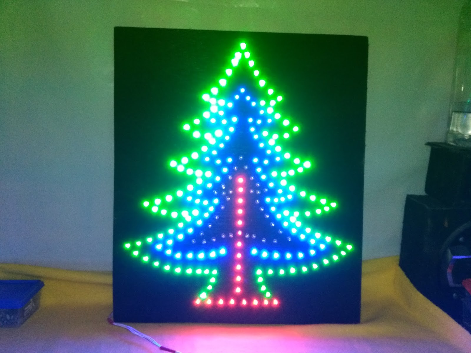 Como hacer un árbol de navidad con diodos LEDs | Muy fácil.