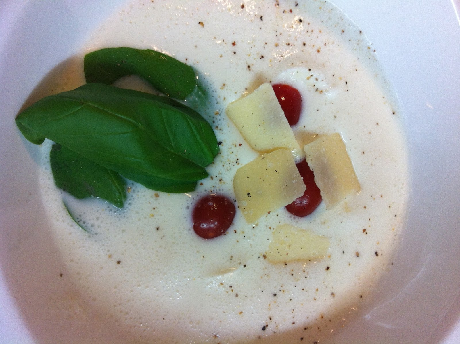 Las recetas de Martuka: Sopa De Mozarella Con Tomatitos Y Albahaca