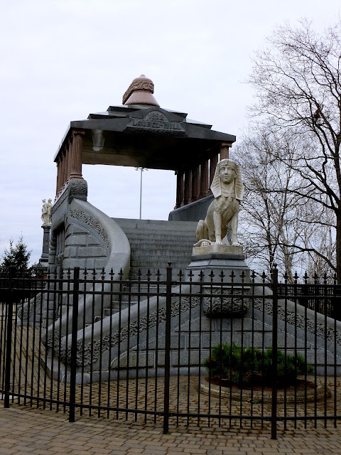 Photo-ops: Sculptures of Springfield: Barney Mausoleum