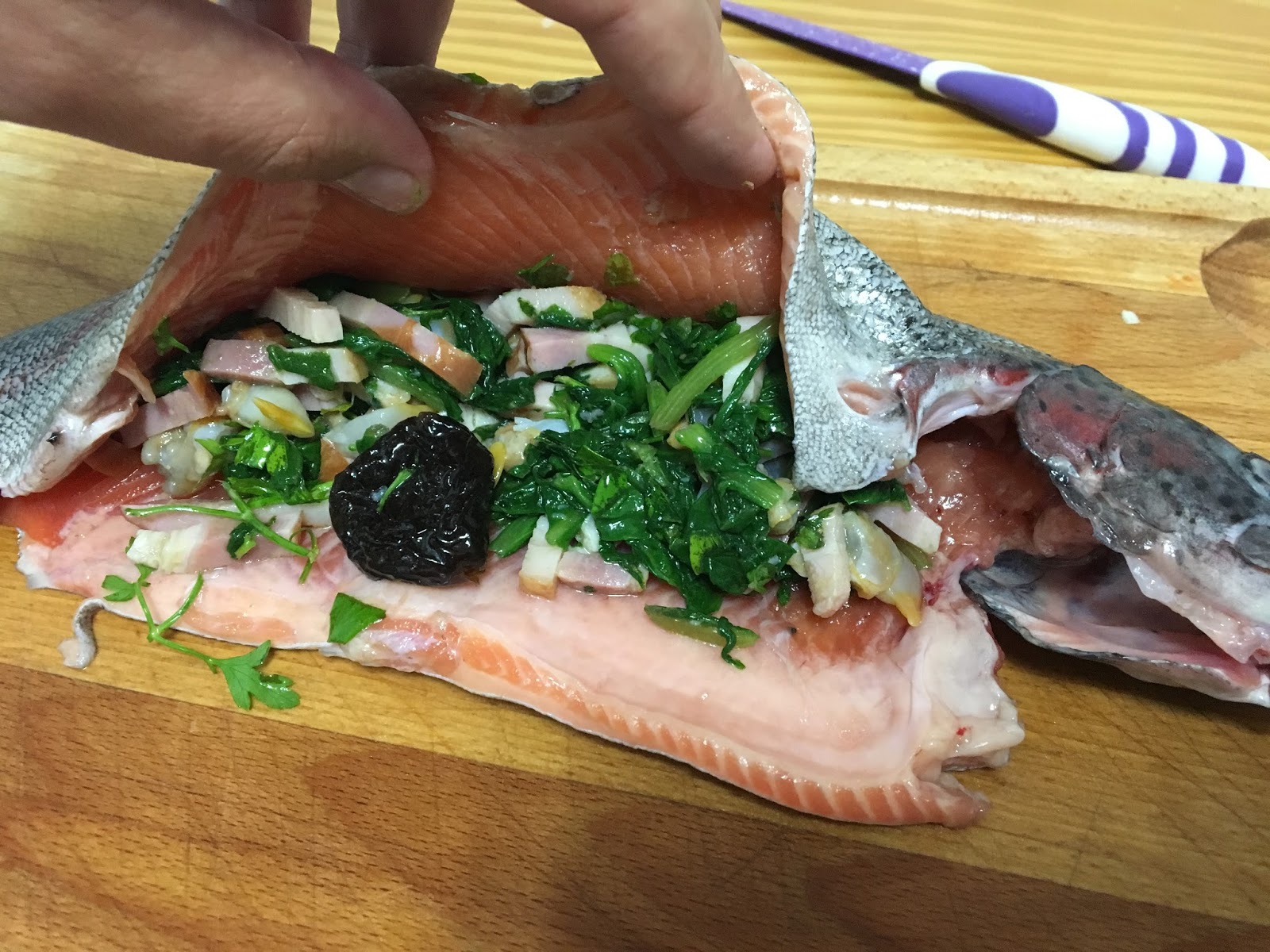 EL RITMO EN LOS FOGONES: TRUCHA RELLENA DE BACON Y CIRUELAS PASAS