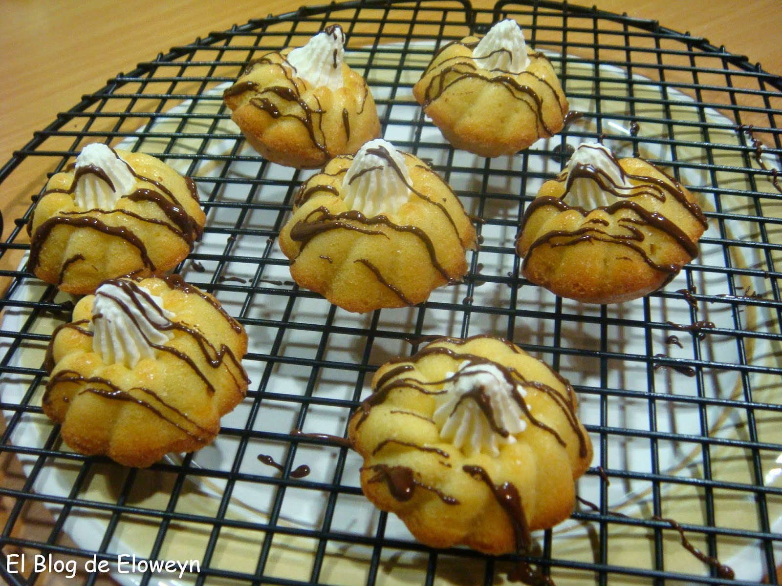 Mini bundt cakes de naranja y azahar con chocolate y nata | El Blog de ...