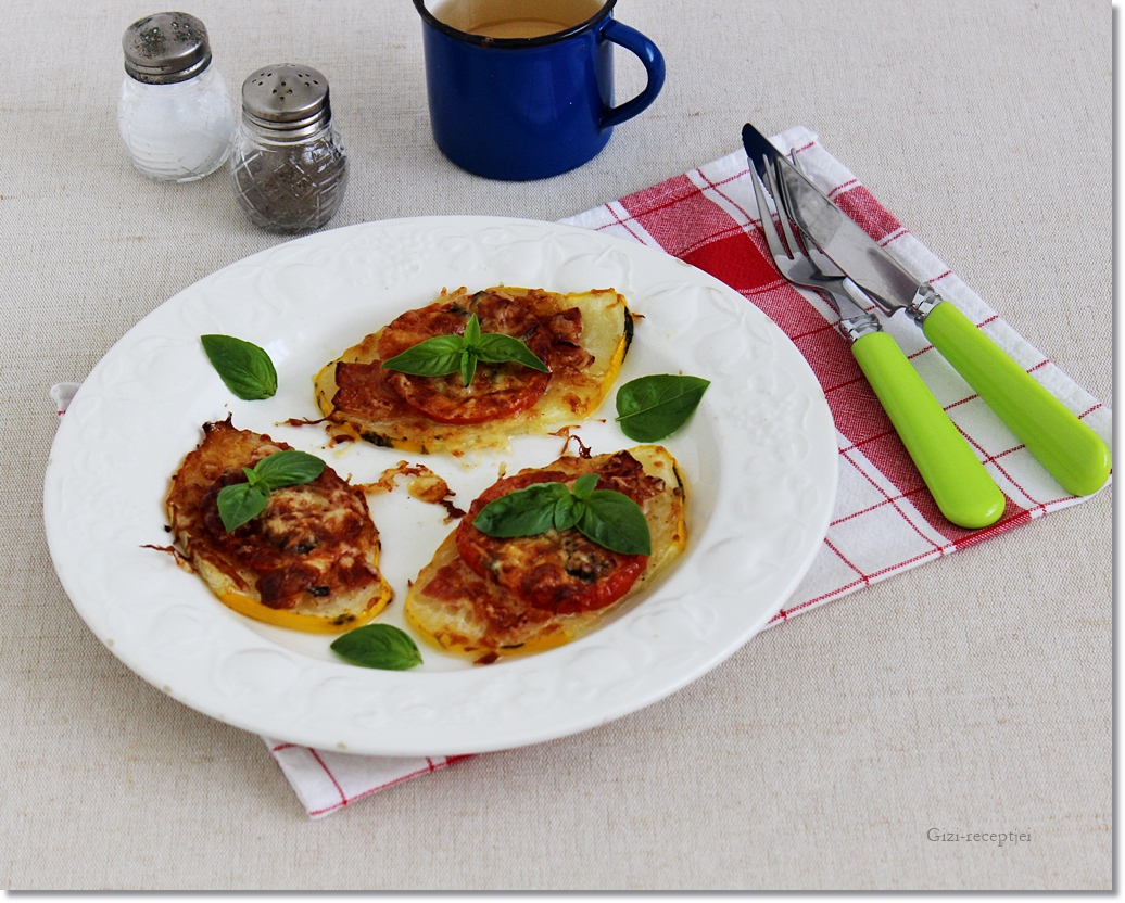 Gizi-receptjei: Patiszon (csillagtök) baconnel, paradicsommal, és sajttal.