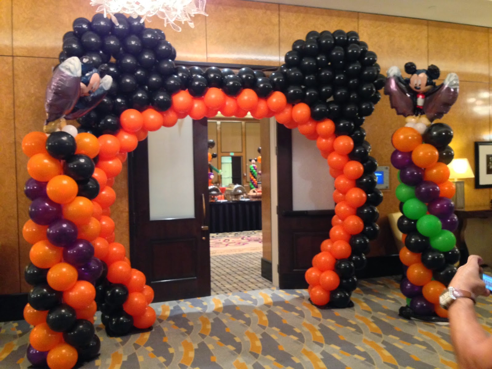 Mickey Mouse Balloon Arch - www.inf-inet.com