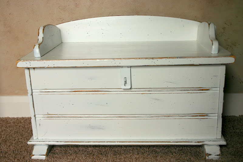 Doubletake Decor: Cute White Bench With Storage