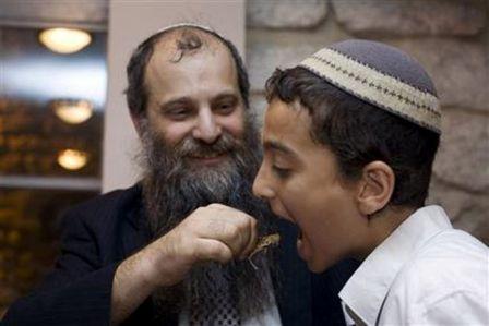 DUS IZ NIES !! Rare View...: Frum Jews eating grasshoppers for breakfast