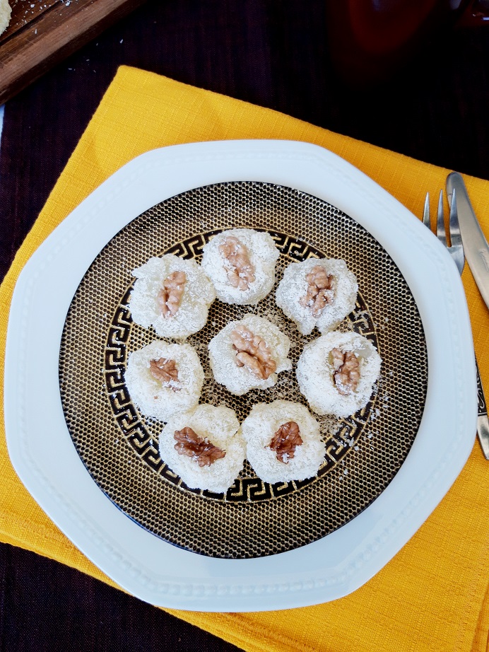 Kokona: Baslogh/ Персийски бонбони с розова вода и кокос